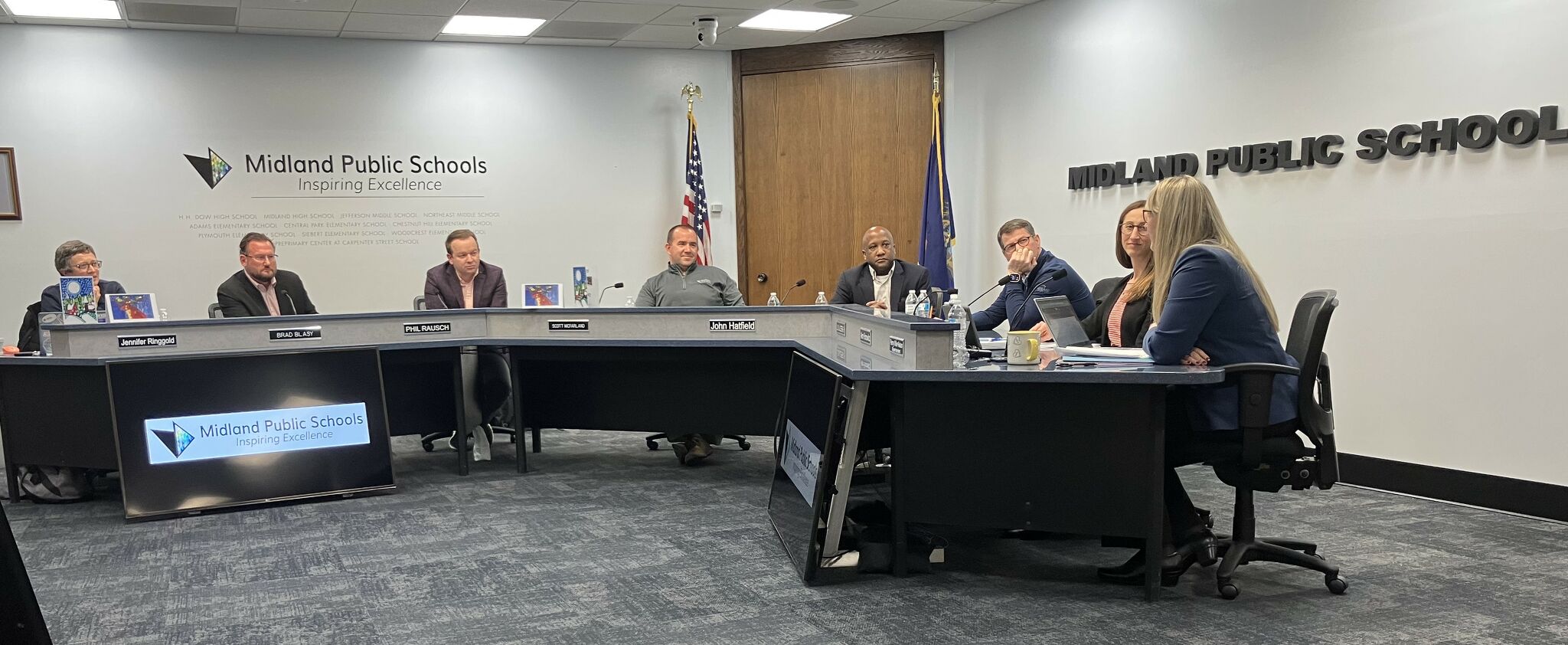 MPS board enthusiastically receives report about elementary literacy