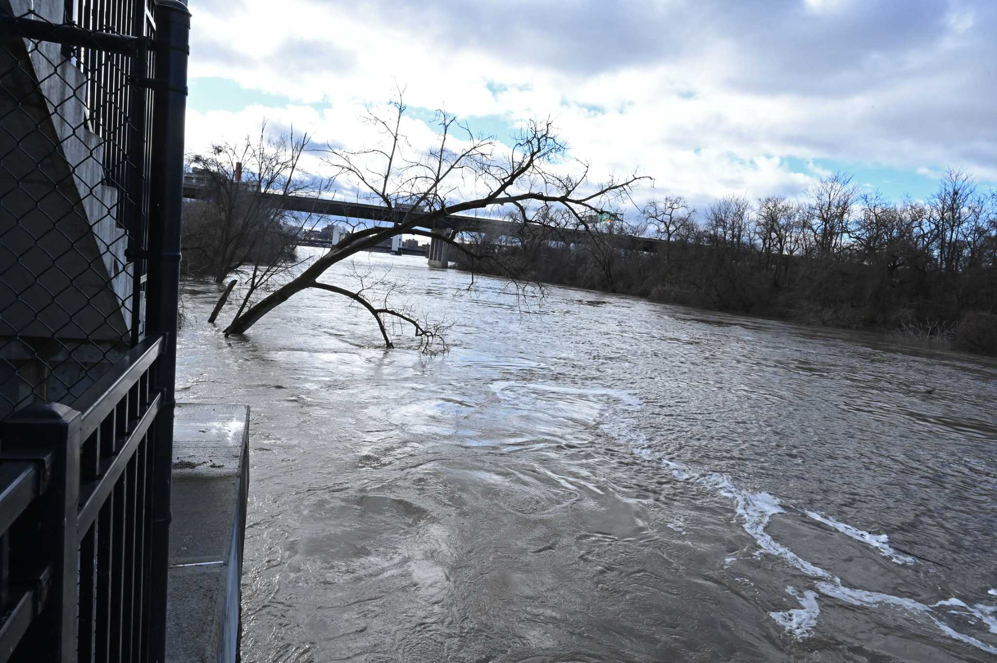 Live: Schools delayed, Warren County declares emergency after flooding