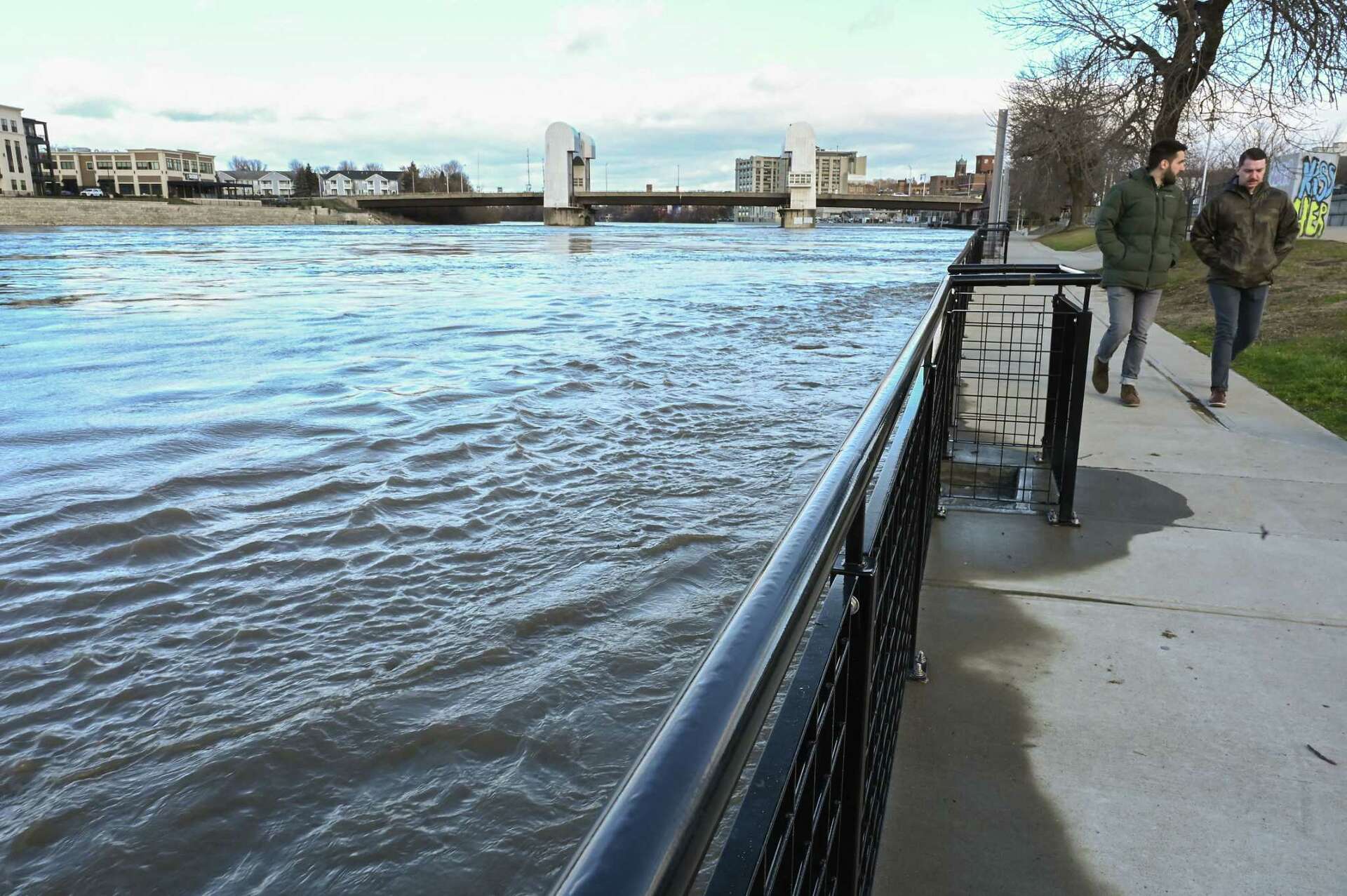 Live: Schools delayed, Warren County declares emergency after flooding
