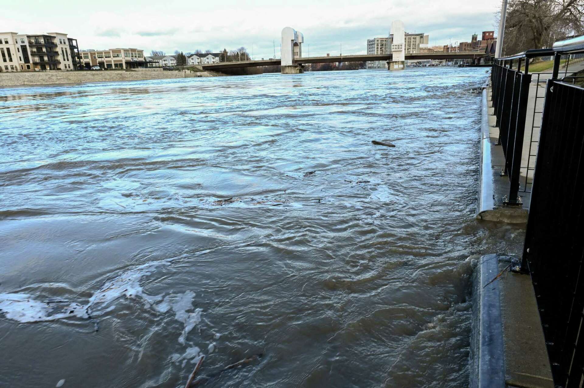 Live: Schools delayed, Warren County declares emergency after flooding