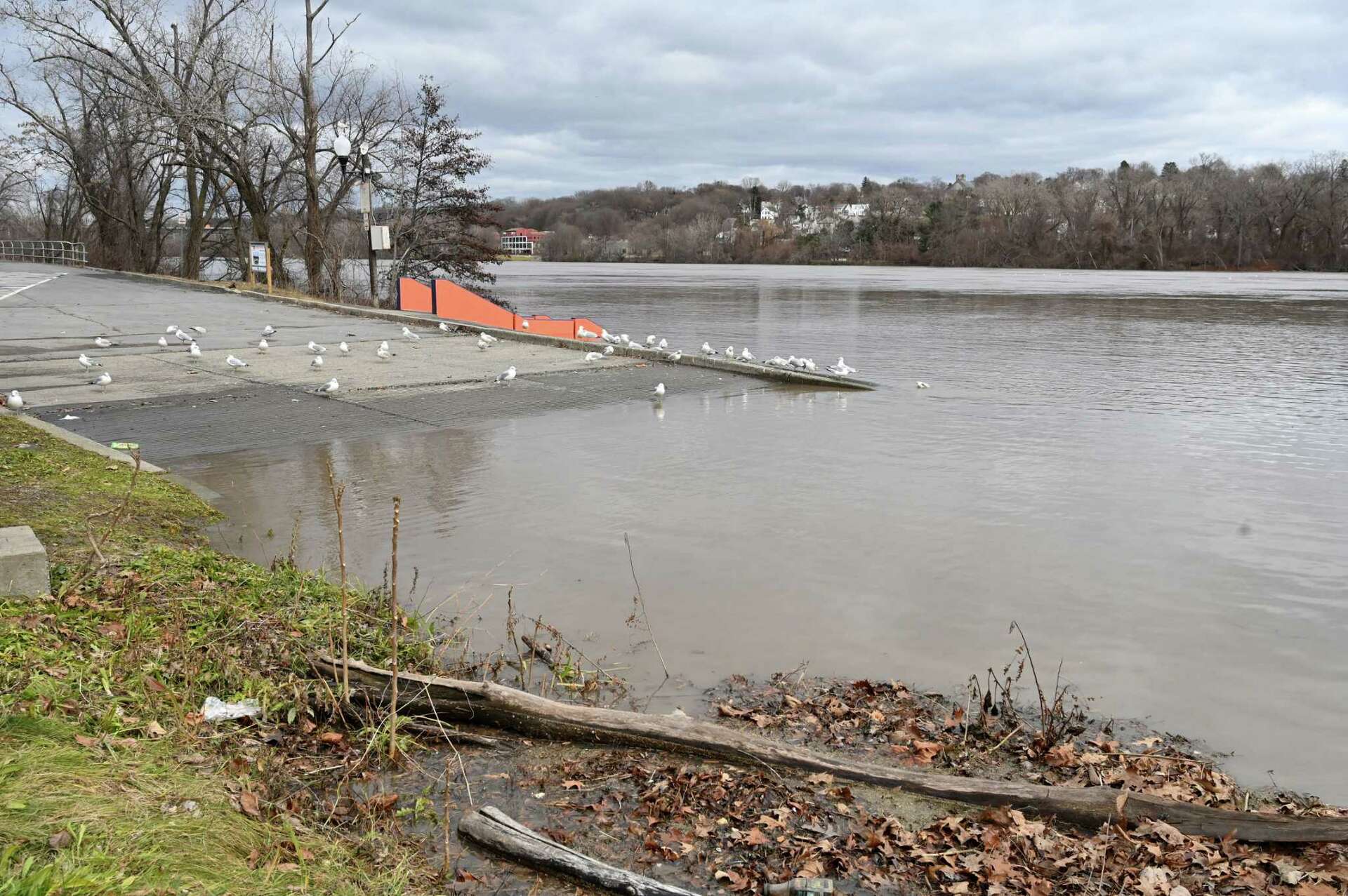 Live: Schools delayed, Warren County declares emergency after flooding