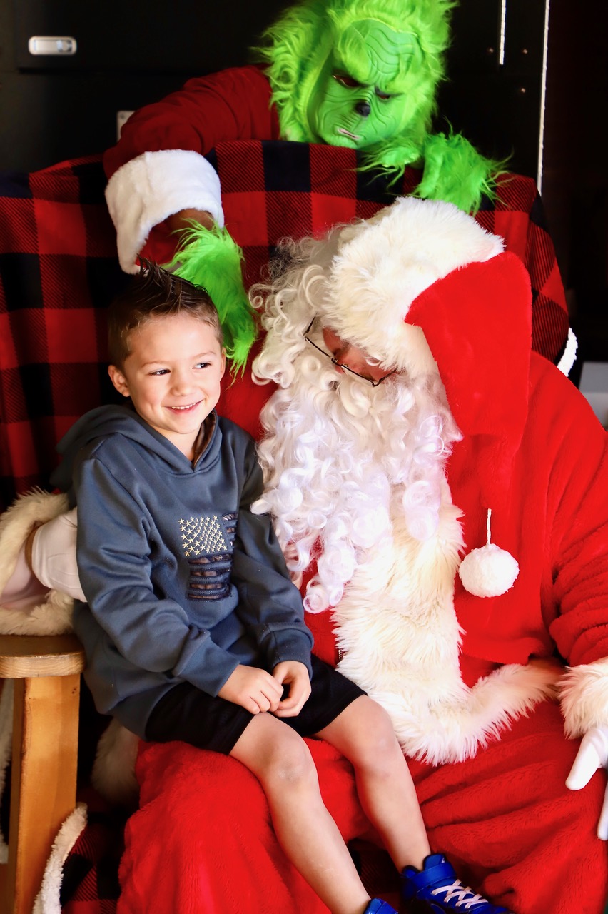 Santa stops in Hale Center