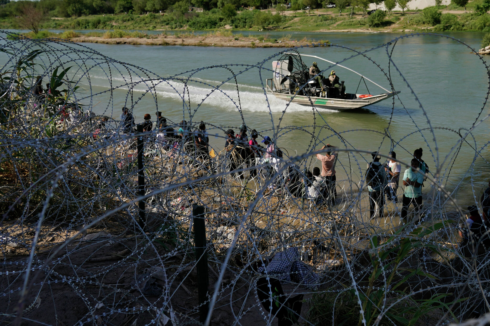 Texas soldiers seem to ignore woman's cry for help at border