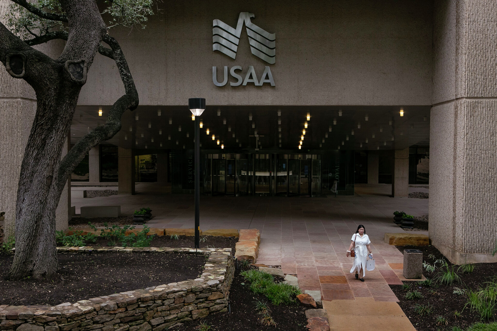 USAA agrees to settle class-action lawsuit over late fees