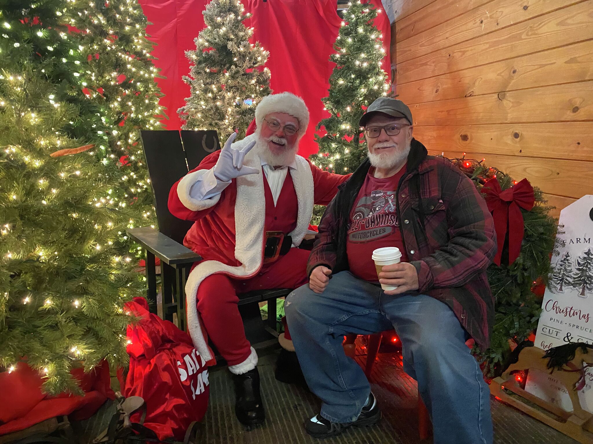 Deaf Santa spreads 'Christmas spirit' with ASL at Connecticut farm