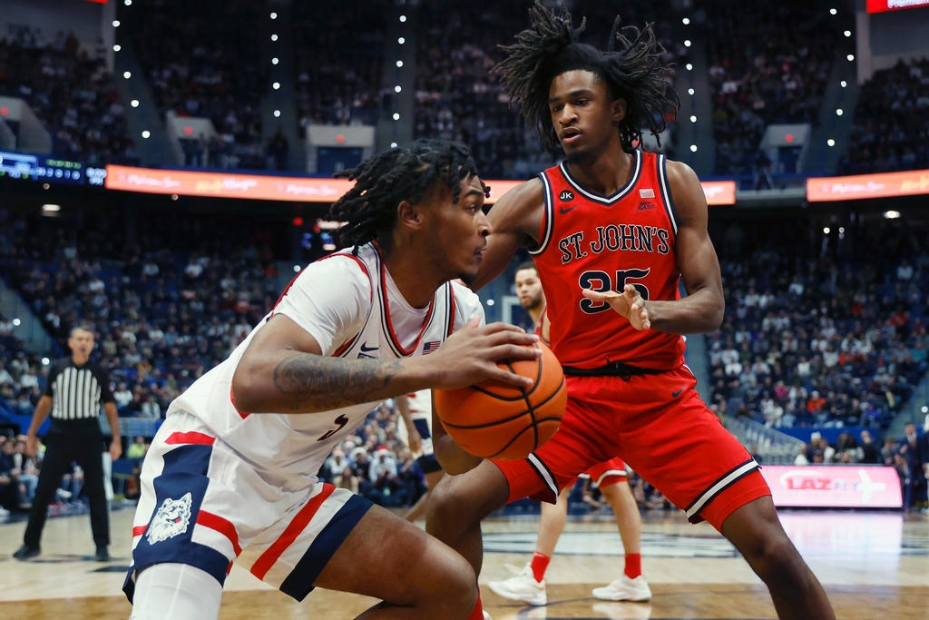 UConn men's basketball come from behind, edge St. John's