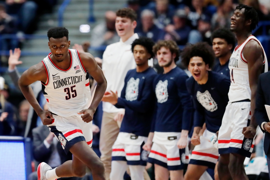 Samson Johnson leads UConn men's basketball in win over St. John's