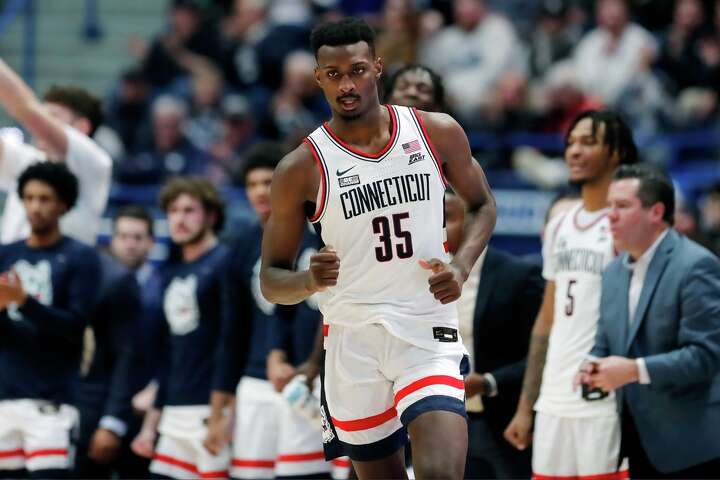 Samson Johnson leads UConn men's basketball in win over St. John's