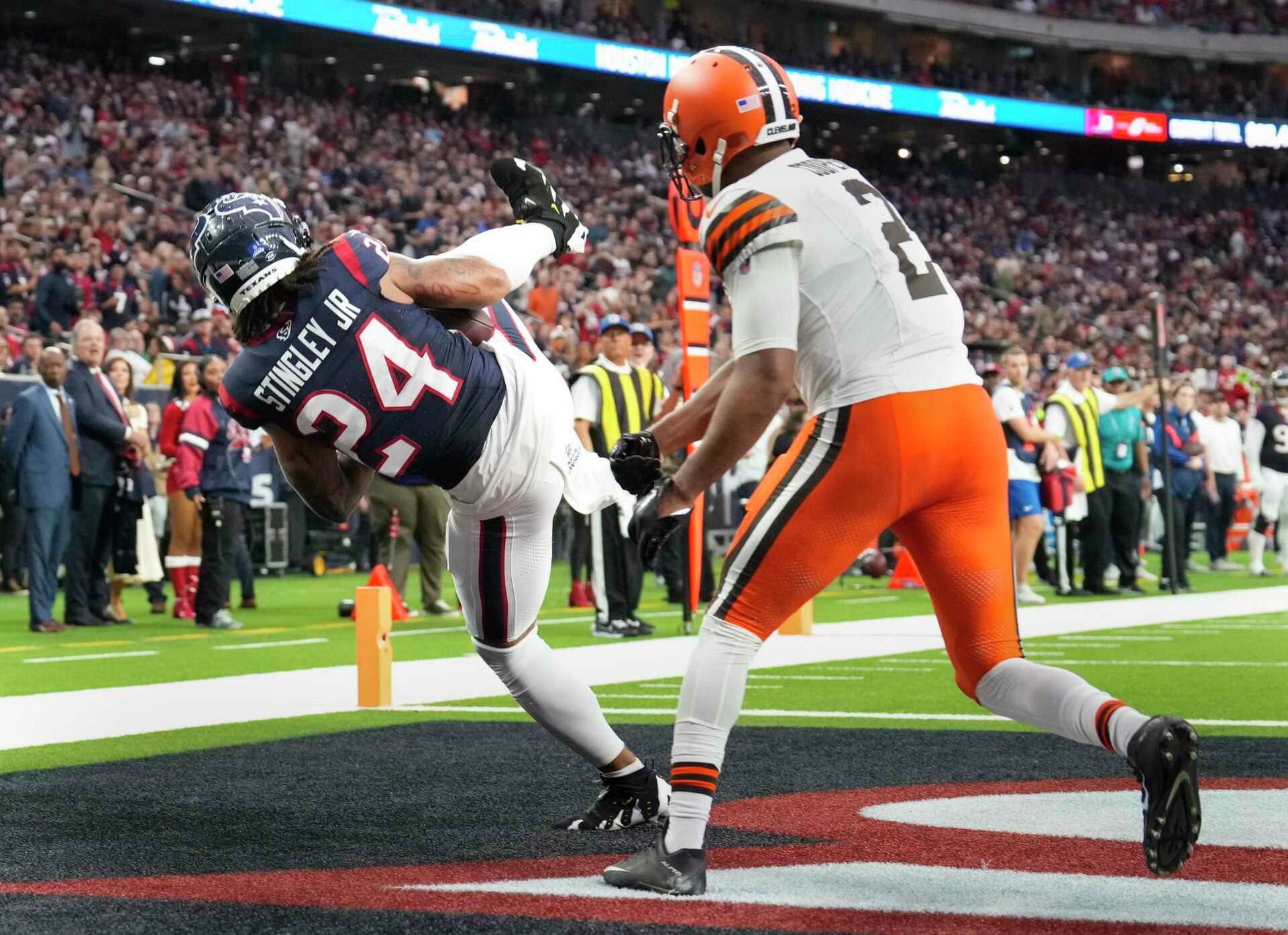 Houston Texans lose three key defenders in first quarter vs. Browns