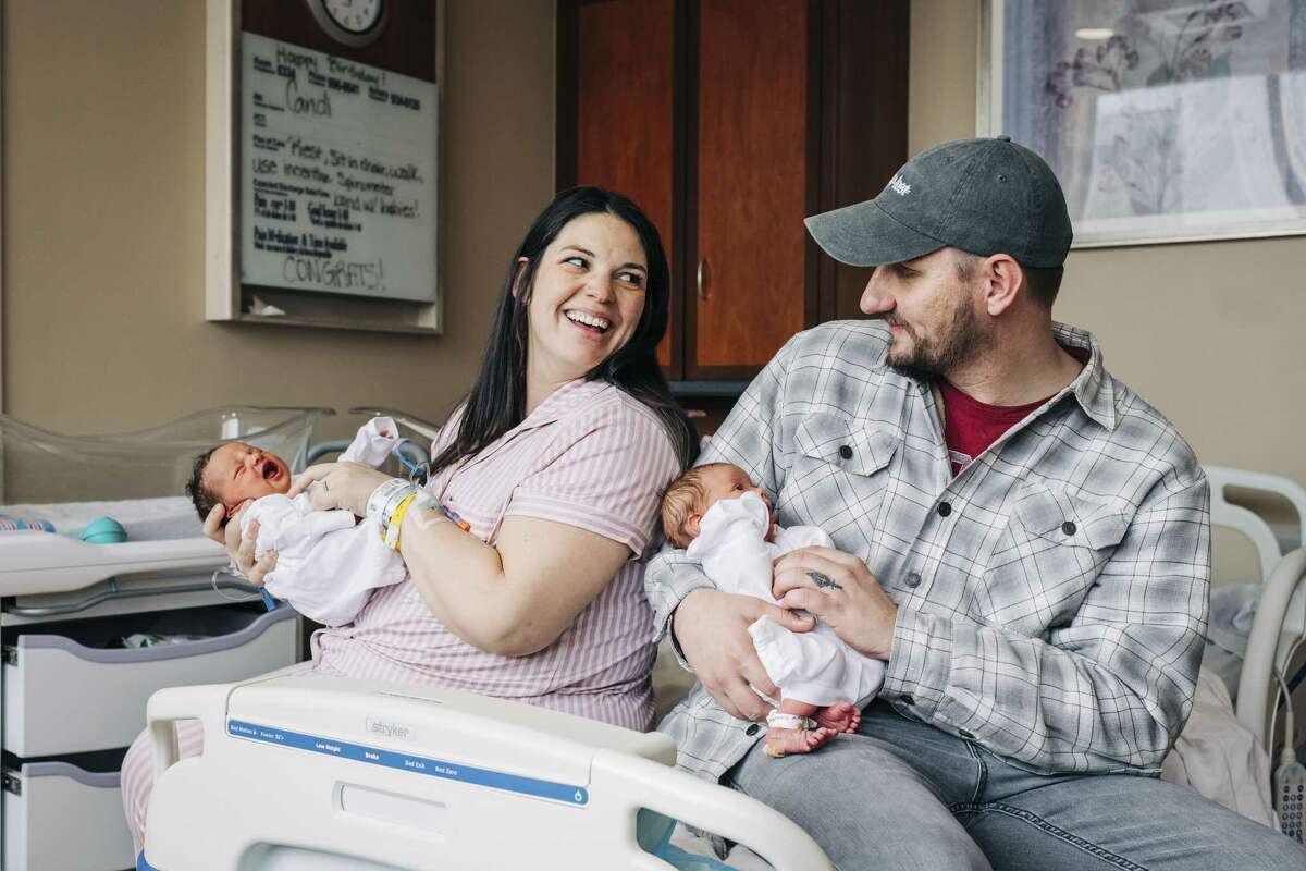 Mom with double uterus gives birth to healthy baby girls