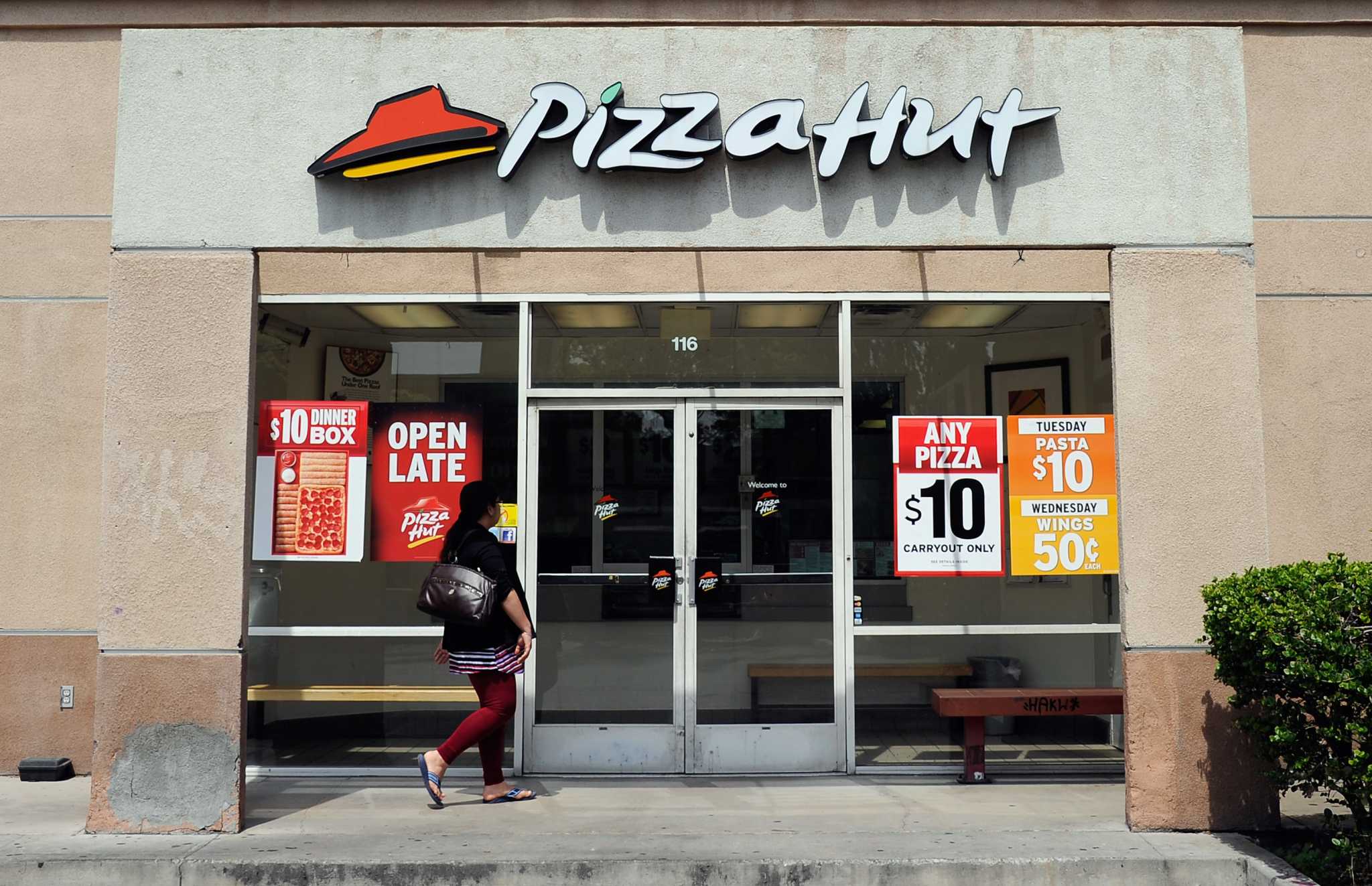 Pizza Hut franchises in California lay off all delivery drivers
