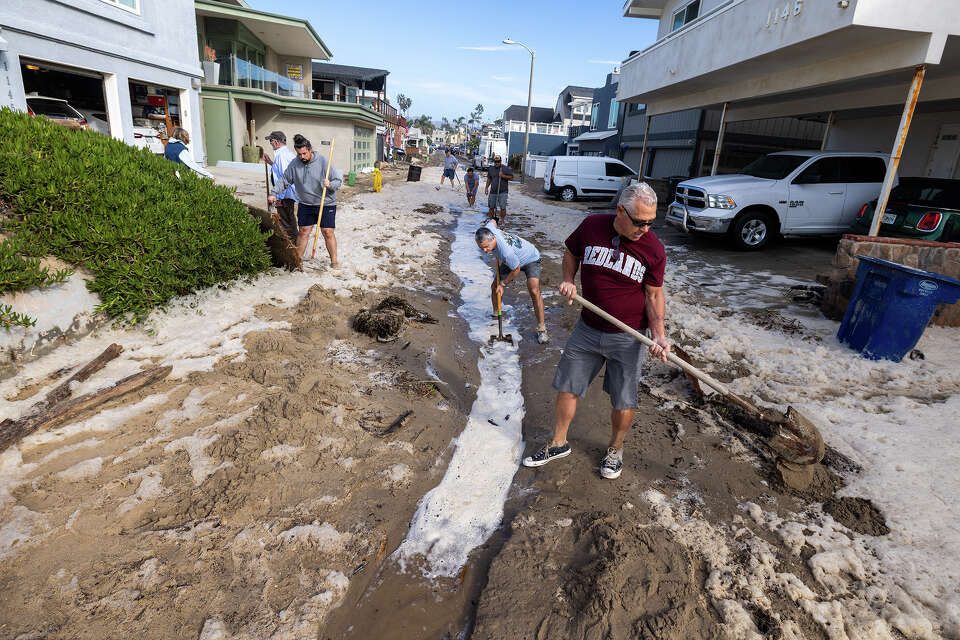 Rogue wave sends people running on Calif. coast, injures 8 people