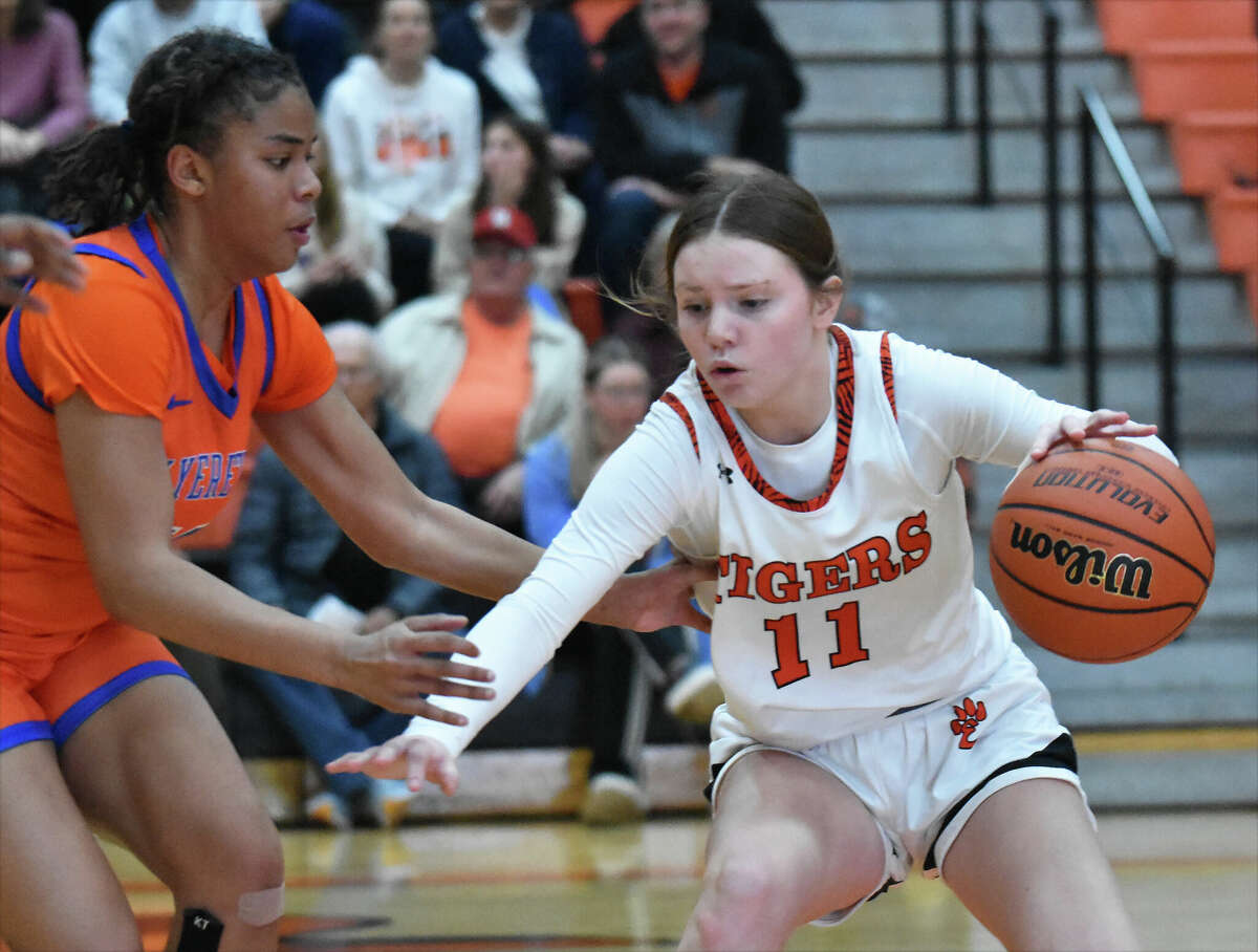 EHS girls overwhelm East St. Louis with early 3-point barrage