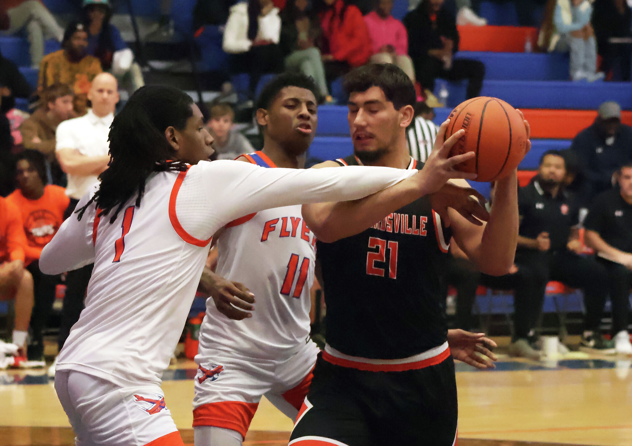 SWC ROUNDUP: Pair of double-doubles lead Flyers to win