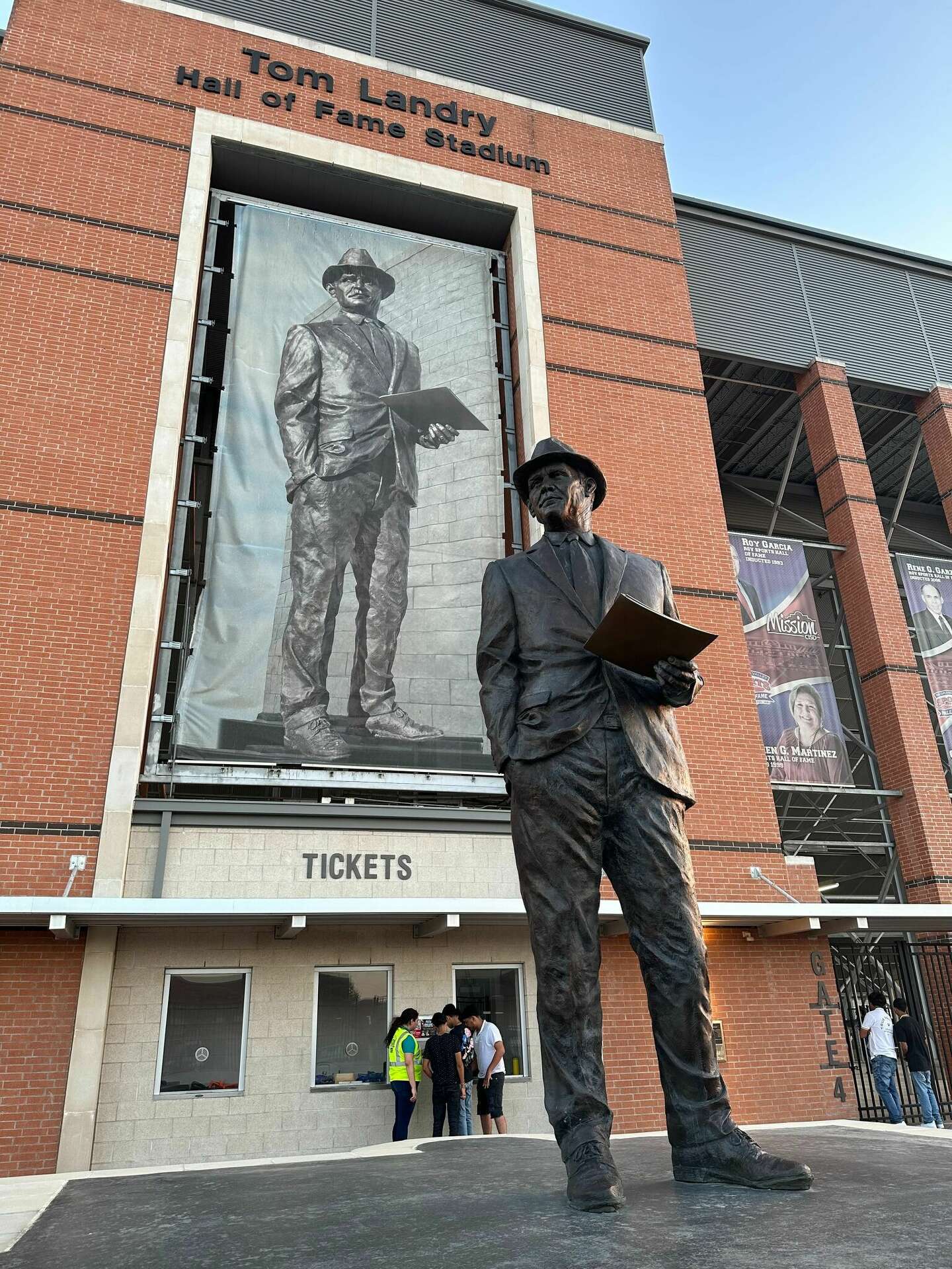Tom Landry's legacy inspires South Texas football players