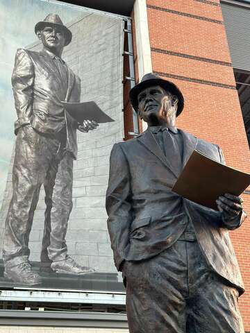 Tom Landry's legacy inspires South Texas football players