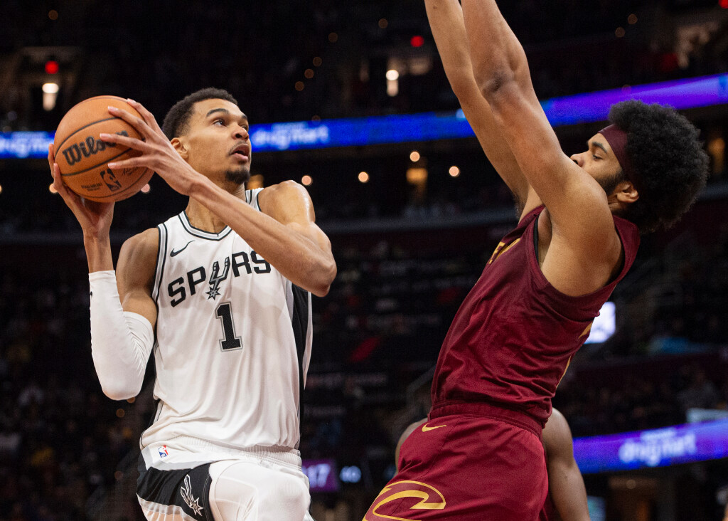 Spurs rally late, but lose a 117-115 nail-biter in Cleveland