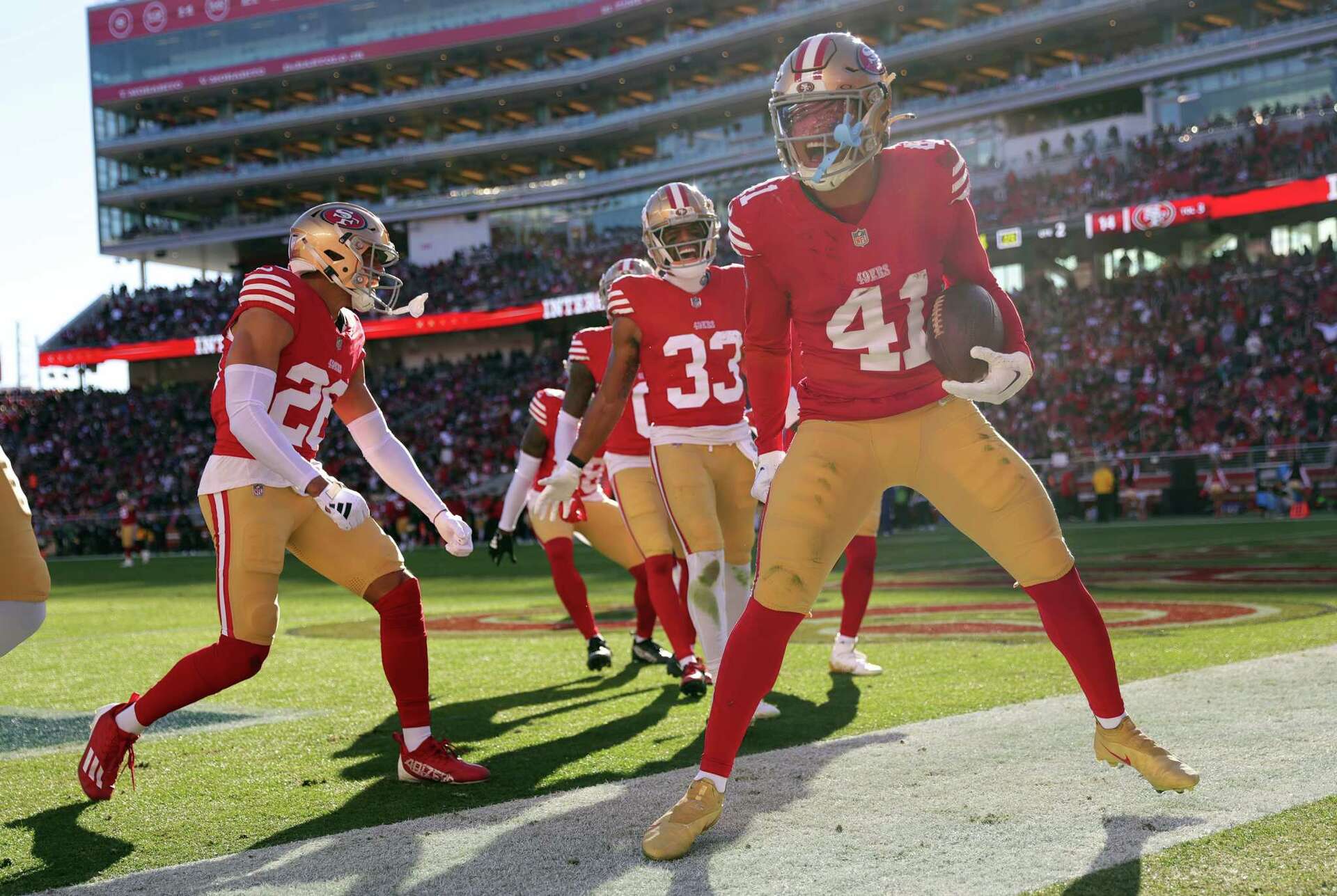 49ers fall to Rams 21-20, multiple starters ride pine before playoffs