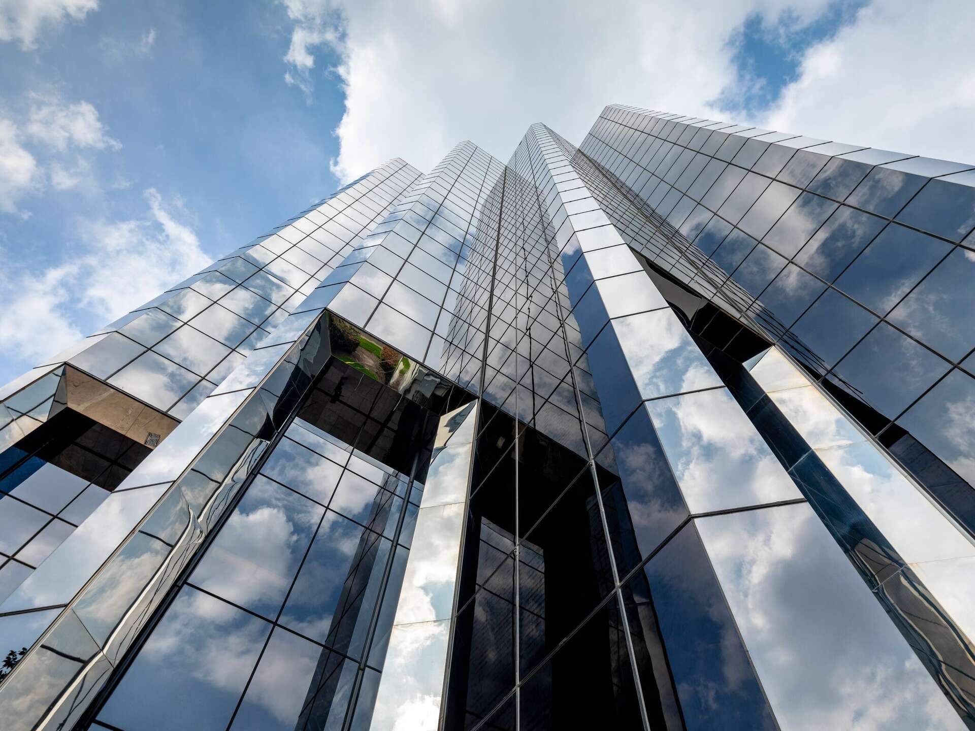 Dallas real estate firm buys Houston tower, plans renovations