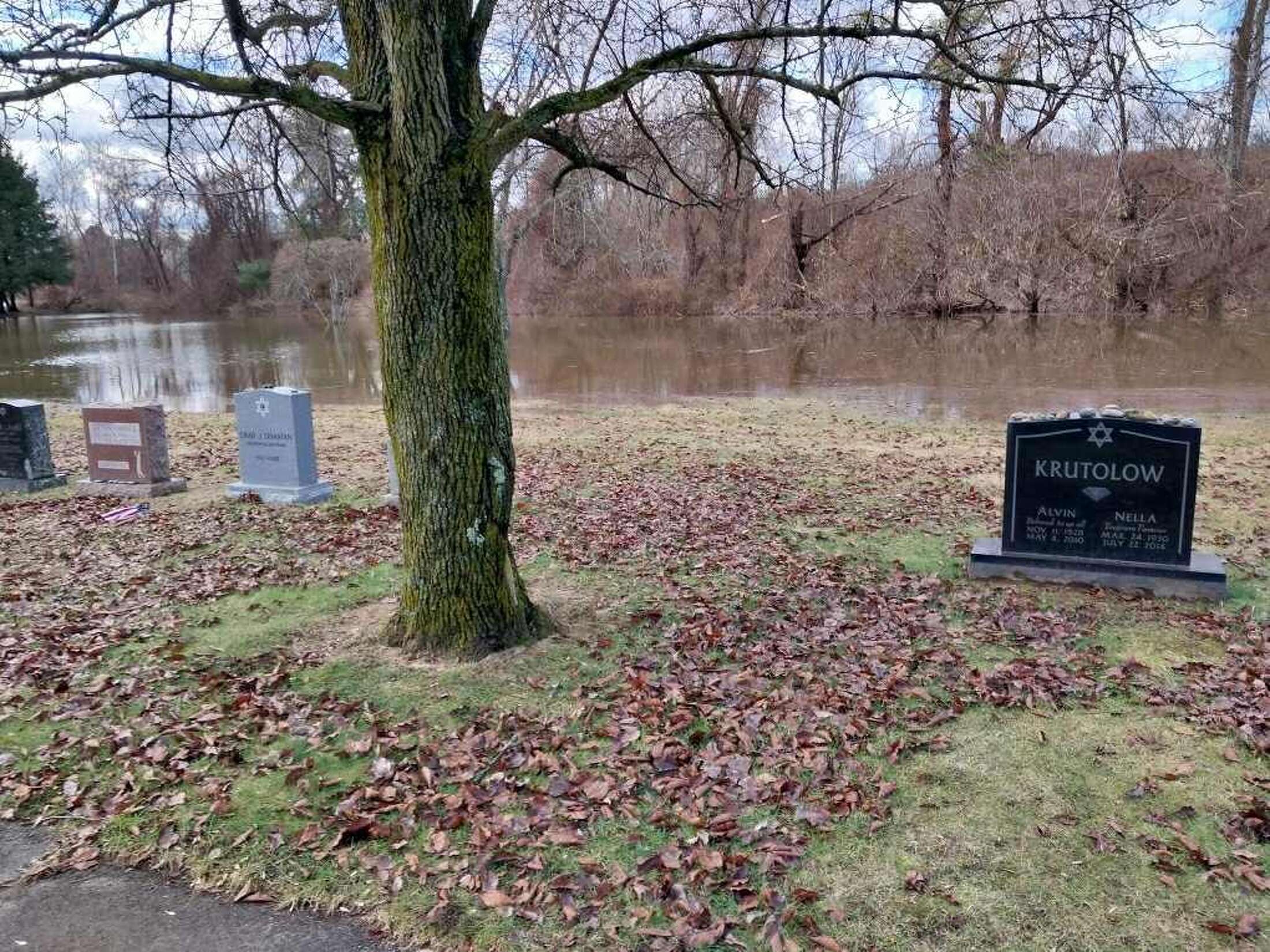 Heavy rainfall causes flooding in Brookfield cemetery