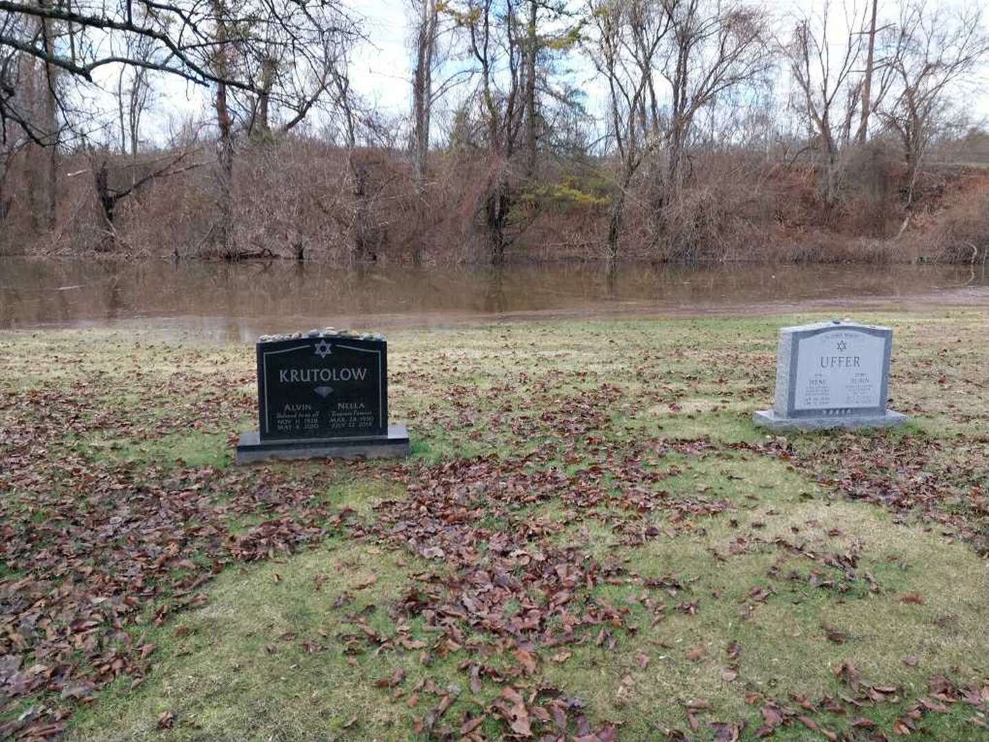 Heavy rainfall causes flooding in Brookfield cemetery