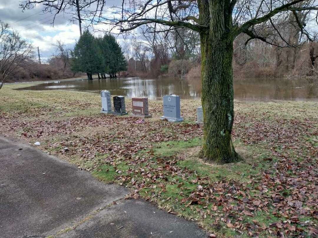 Heavy rainfall causes flooding in Brookfield cemetery