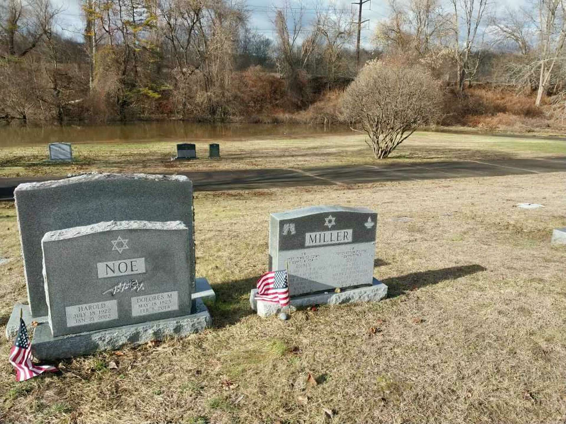 Heavy rainfall causes flooding in Brookfield cemetery