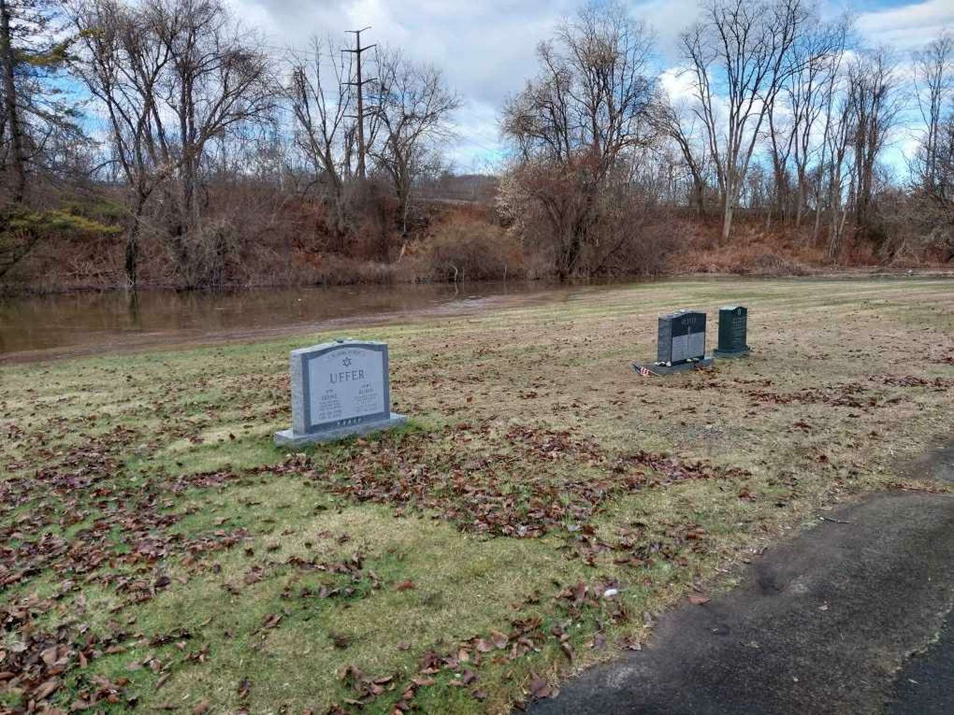 Heavy rainfall causes flooding in Brookfield cemetery