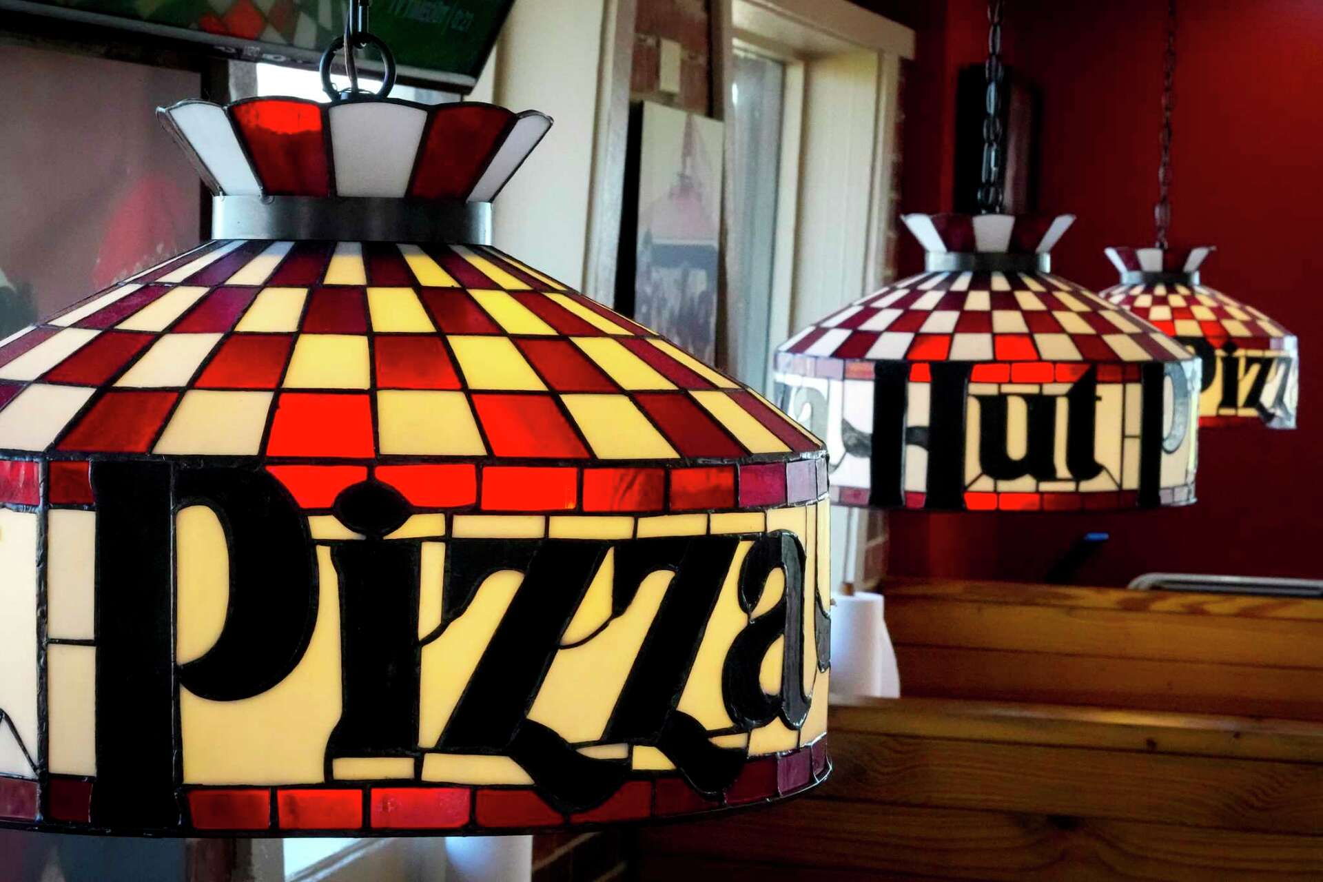 Hempstead Pizza Hut remodeled to retro design goes viral