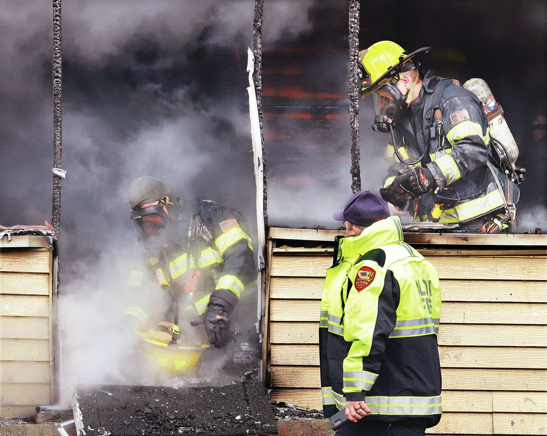 One dies in Alton house fire despite firefighters' valiant effort