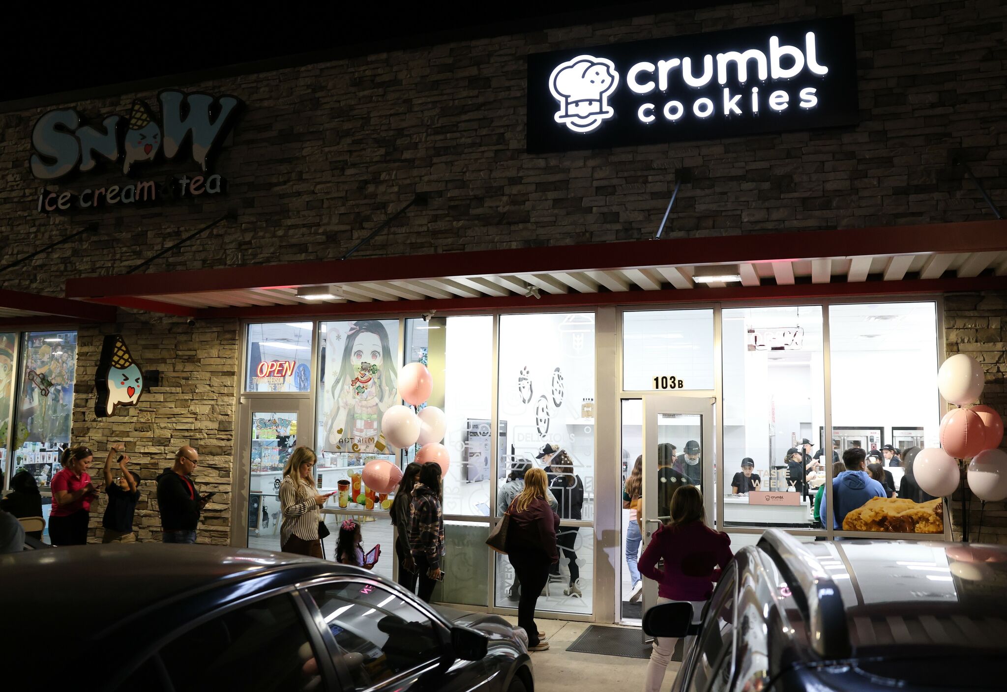 Crumbl Cookies holds surprise opening ahead of Laredo grand opening