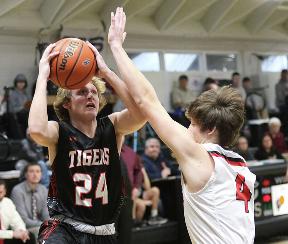 Calhoun fends off Greenfield to stay alive at Winchester