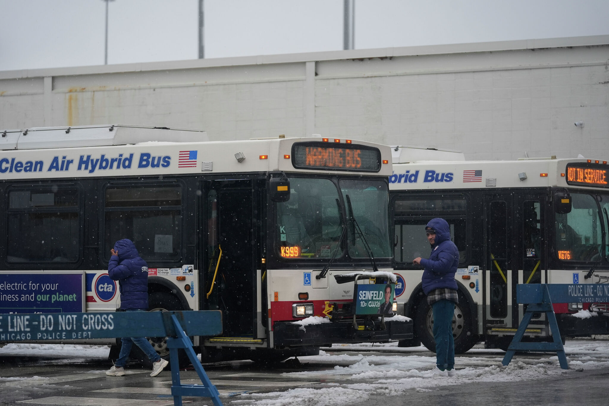 Illinois governor asks Abbott to stop migrant busing during storm