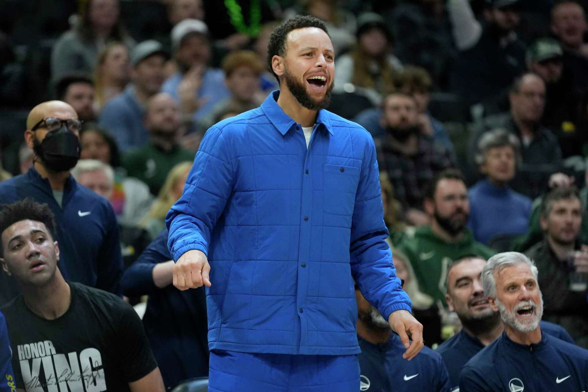 Steph Curry-less Warriors hang around, fade late in loss to Bucks