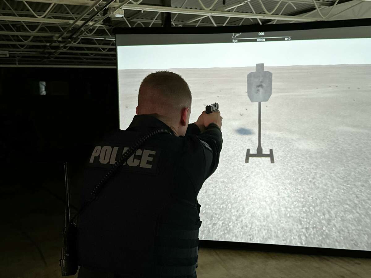 Midland police train with simulator to help with de-escalation