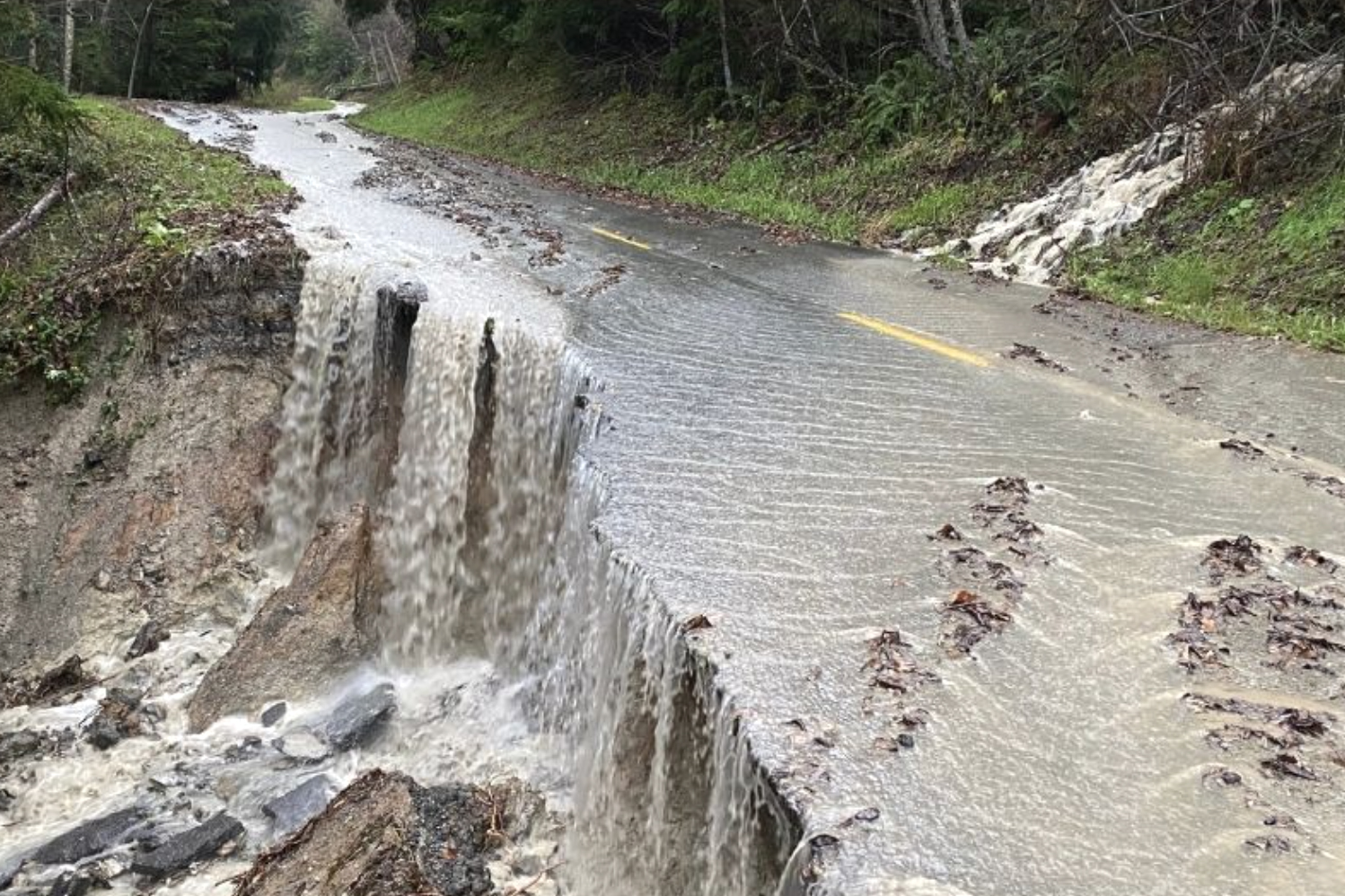 50 people trapped in California without power for 4 days in heavy rain