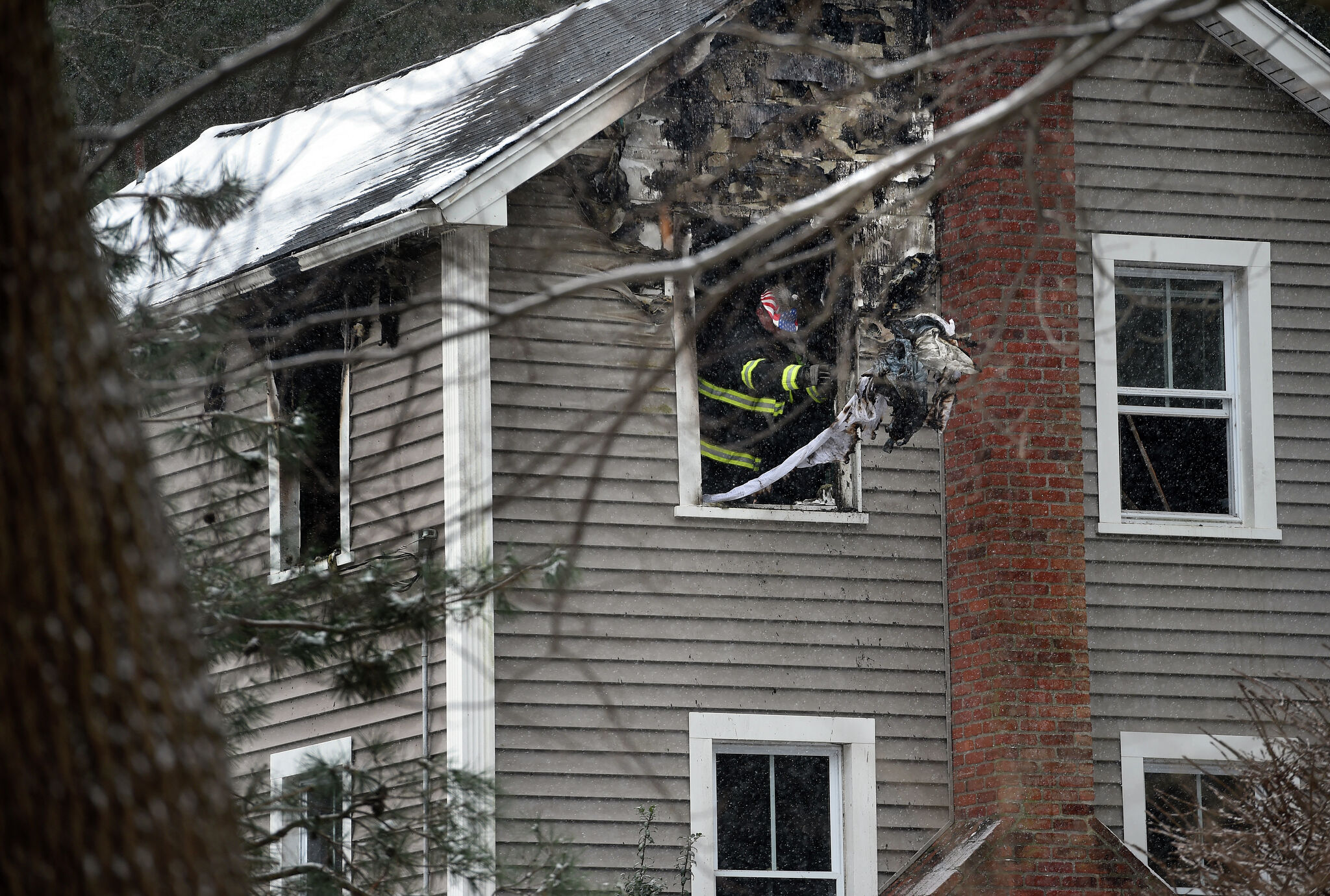Officials: Hamden firefighter injured in Wintergreen Avenue blaze