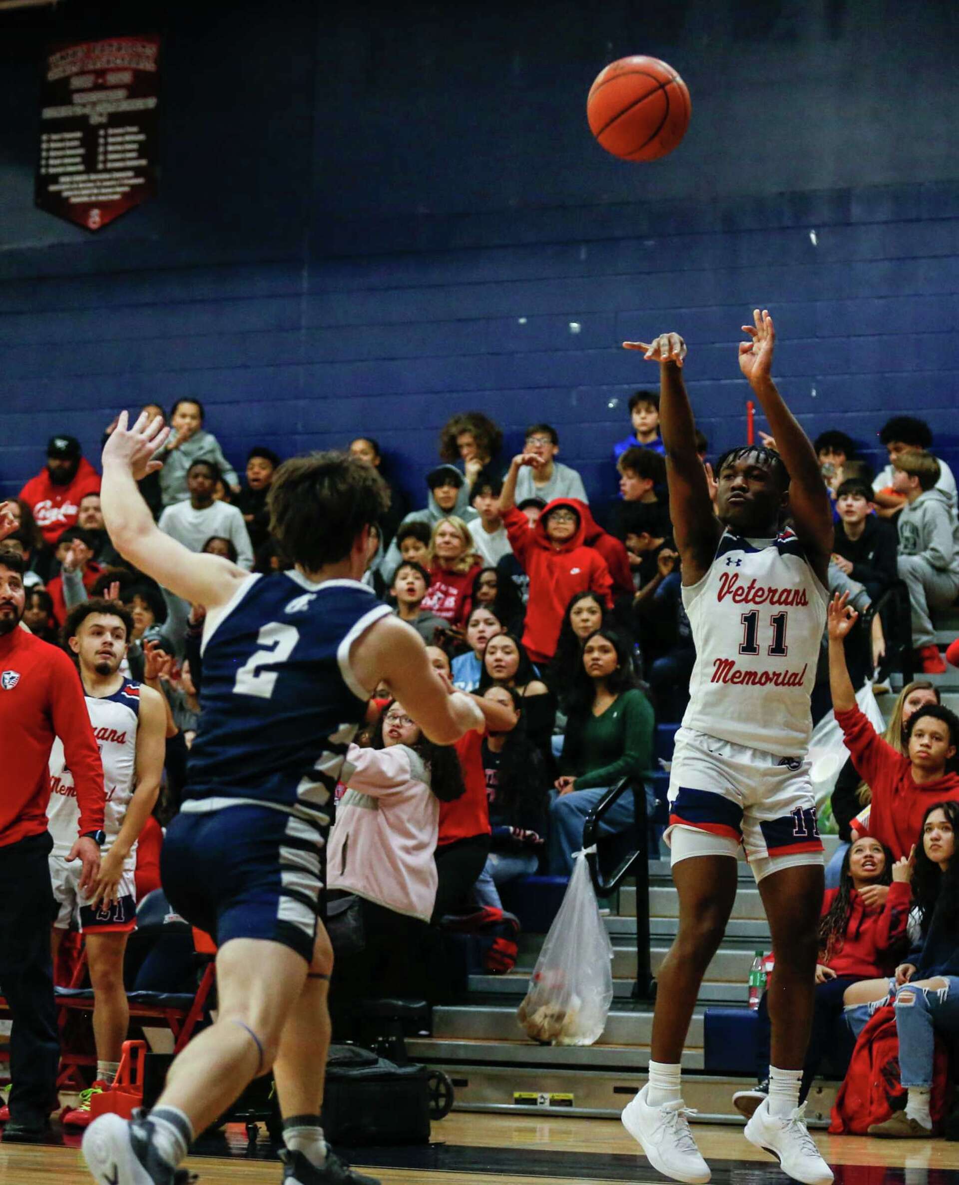 Dennis leads Veterans Memorial basketball over Boerne Champion