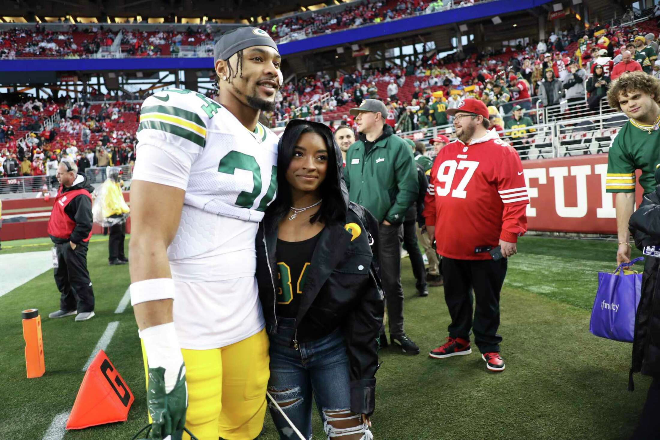 GOATs Simone Biles, Jerry Rice among celebrities at 49ers-Packers game