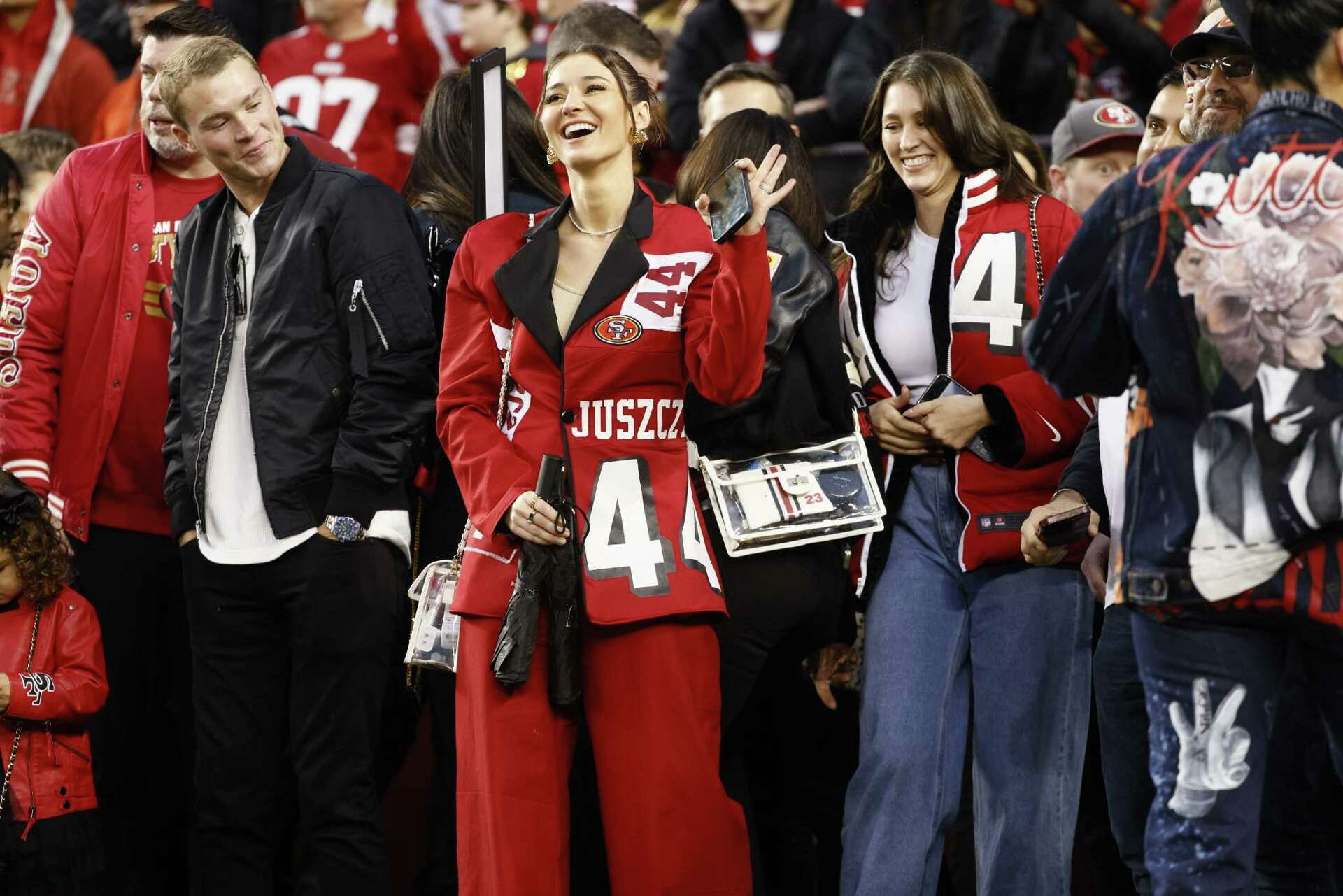 GOATs Simone Biles, Jerry Rice among celebrities at 49ers-Packers game