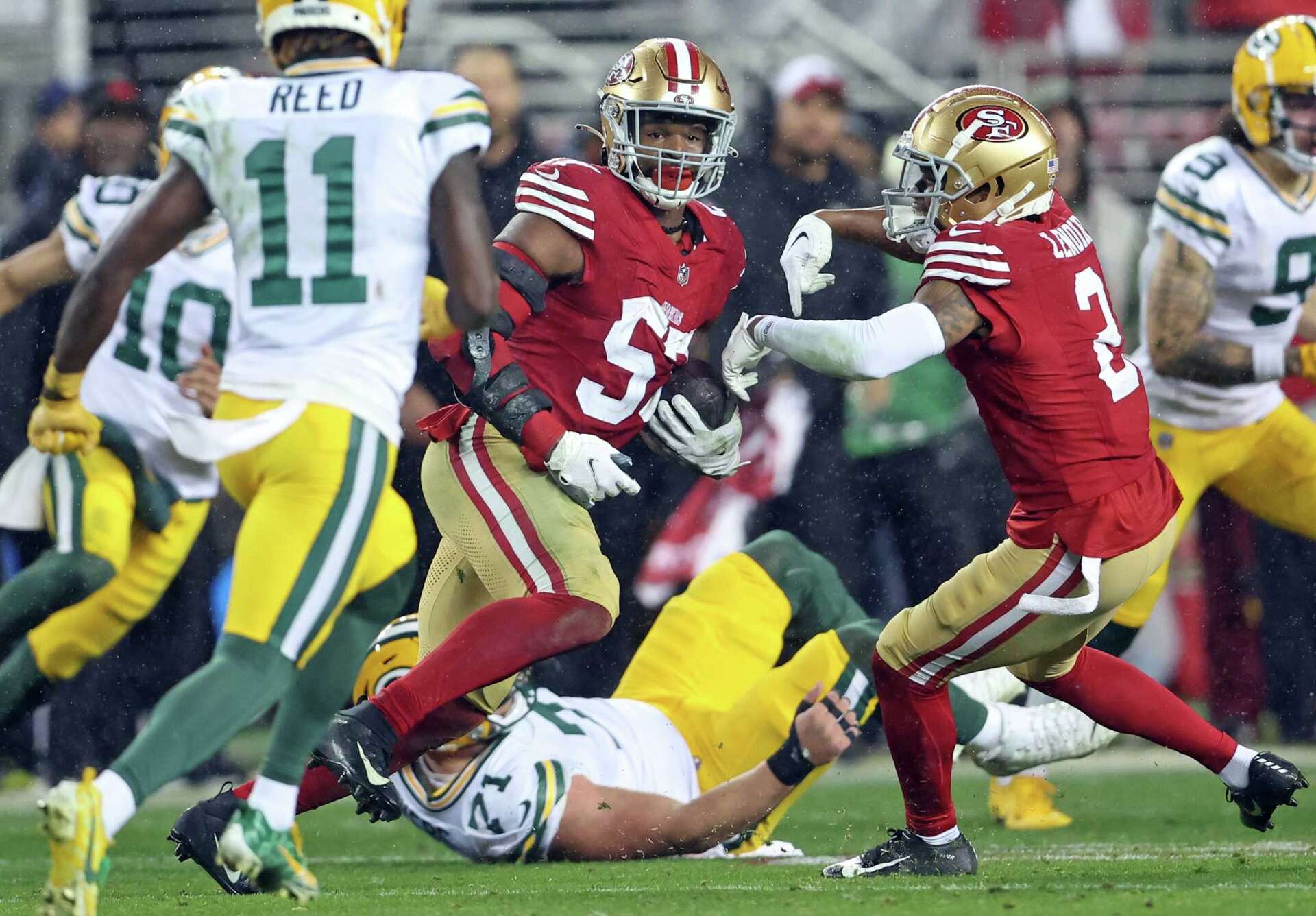 49ers linebacker Dre Greenlaw seals win with two interceptions