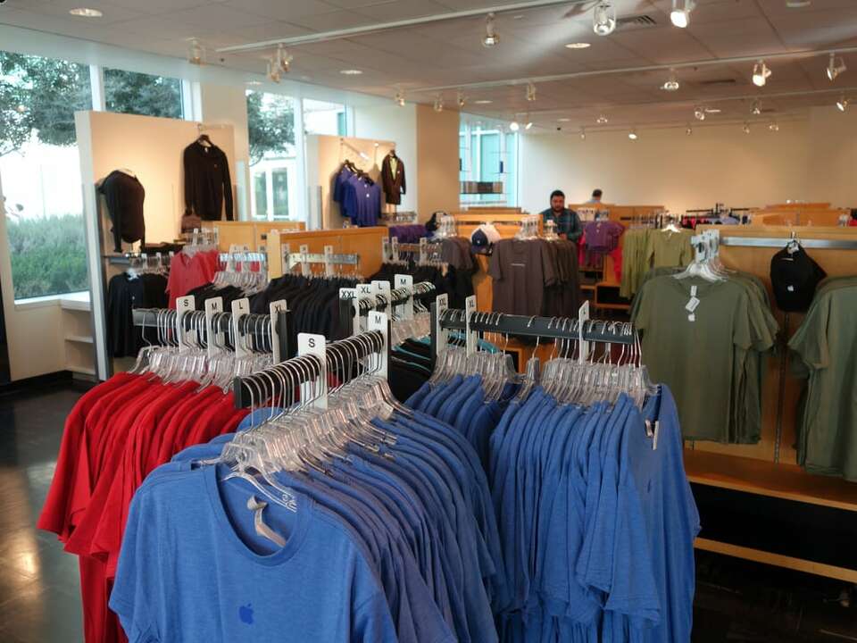 Apple store at tech giant's former Bay Area headquarters closes for go