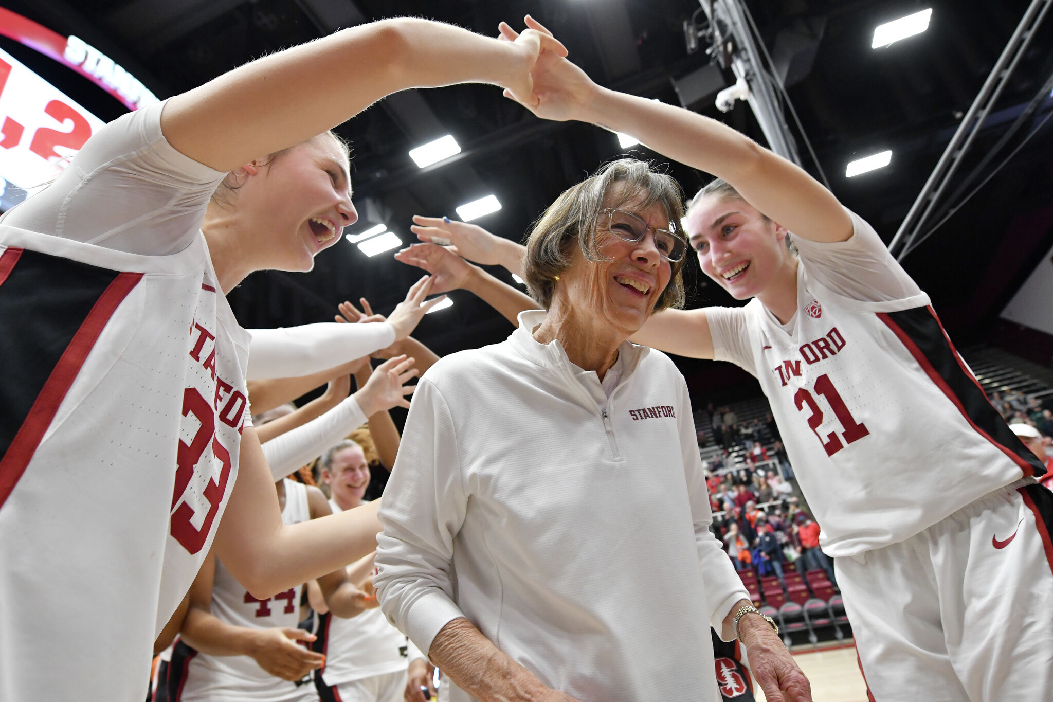 Stanford's Tara VanDerveer becomes winningest college basketball ever