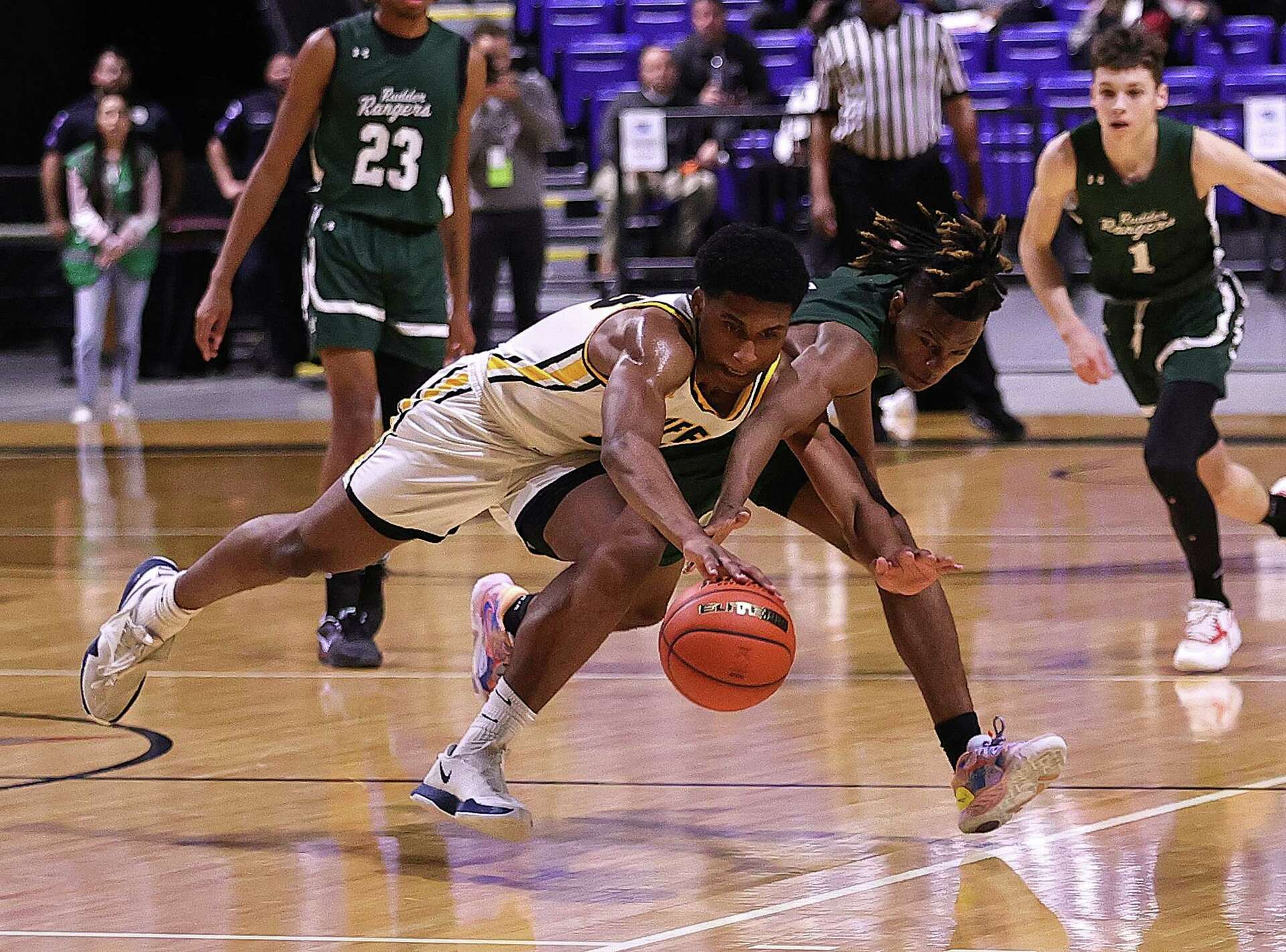 Last-second shot eliminates Marshall in III-5A final