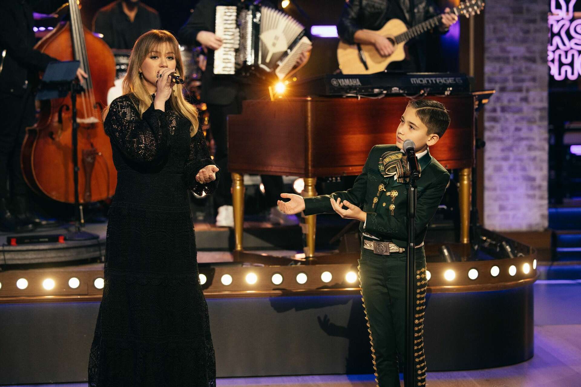 Nine-year-old S.A. mariachi performs duet with Kelly Clarkson