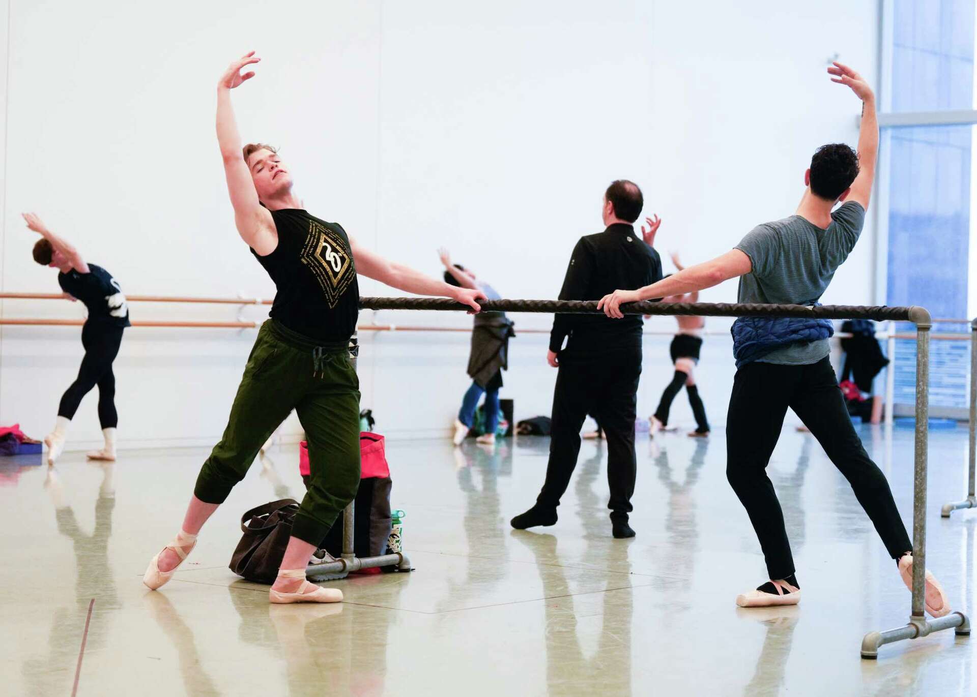 Houston Ballet cross-dressing, male dancers rehearse en pointe