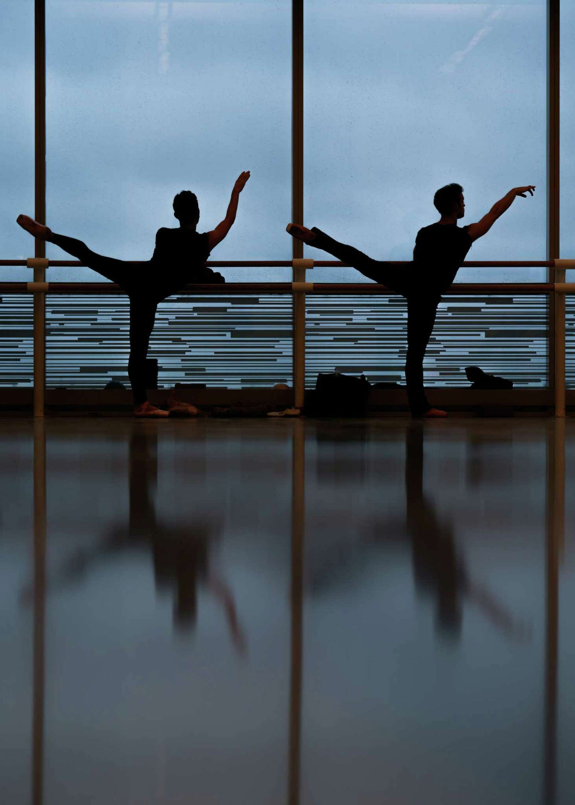 Houston Ballet cross-dressing, male dancers rehearse en pointe
