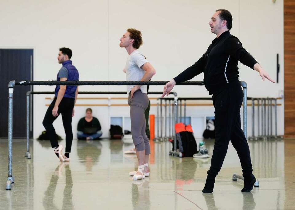 Houston Ballet cross-dressing, male dancers rehearse en pointe