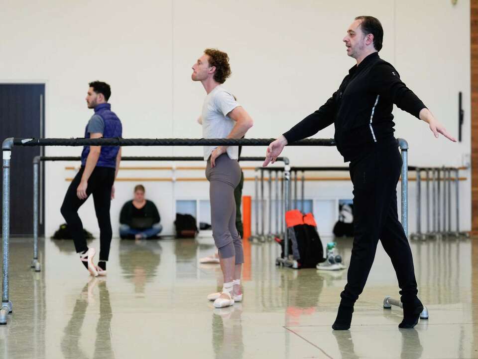 Houston Ballet cross-dressing, male dancers rehearse en pointe