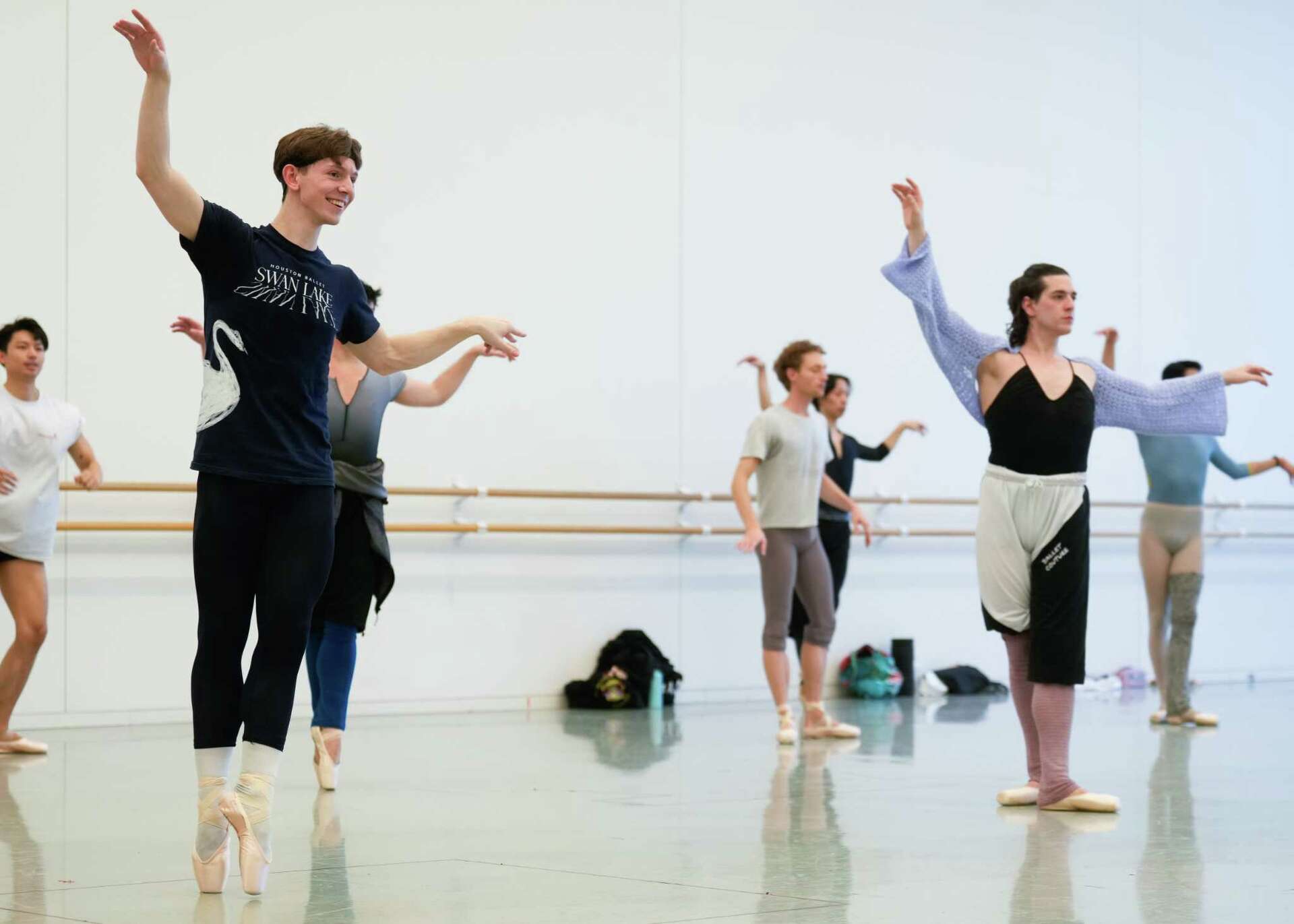 Houston Ballet cross-dressing, male dancers rehearse en pointe